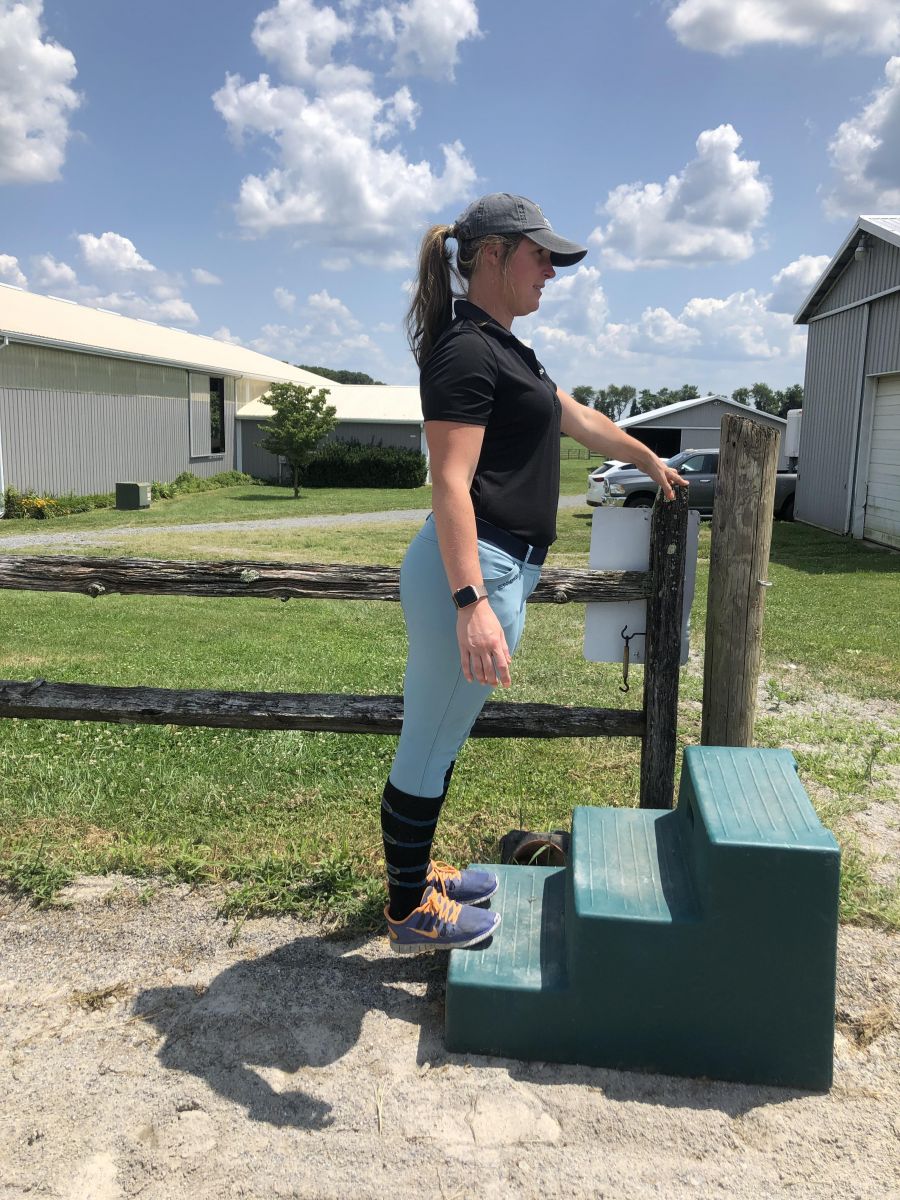 How to Use a Mounting Block to Stretch and Strengthen Your Calves ...